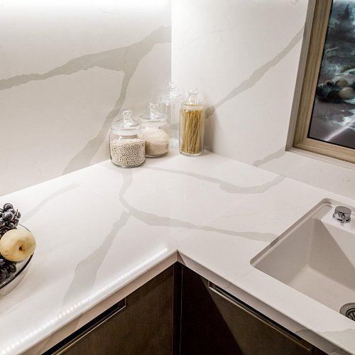 Vicostone Calacatta BQ-8270 — каталог цветов камня Golem в Краснодаре